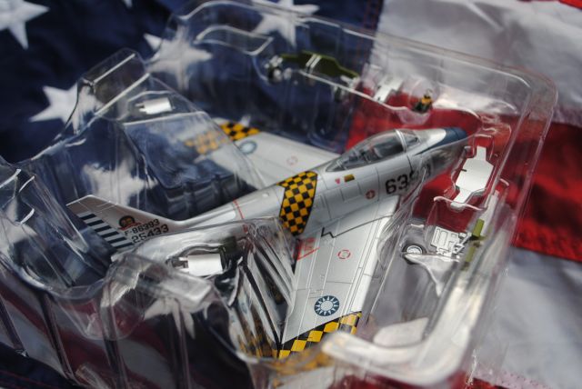 Hobby Master HA4350 North American F-86 Sabre "ROCAF Thunder Tigers ...