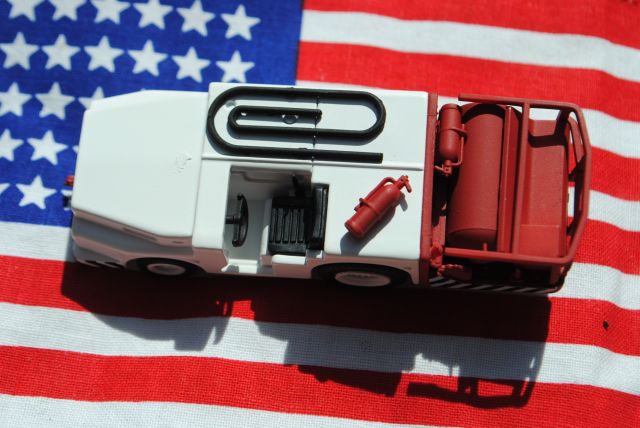 Hobby Master HD2003B US NAVY Fire Tractor - grootste